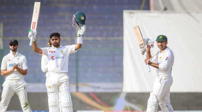 کراچی ٹیسٹ: پاکستان نے پہلے روز 5 وکٹ کے نقصان پر317 رنز بنالیے