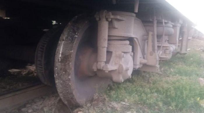 کراچی سے پشاور جانیوالی خیبر میل کی ایک بوگی پٹری سے اتر گئی