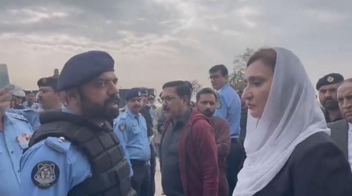 ملیکہ بخاری کی جوڈیشل کمپلیکس میں جانے کی کوشش، پولیس اہلکار پر برس پڑیں