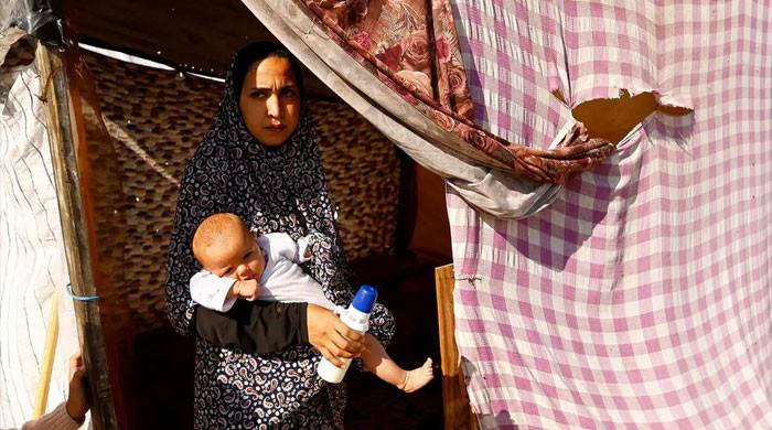 غزہ میں غذائی بحران سنگین، فاقہ کشی پر مجبور مائیں بچوں کو دودھ پلانے