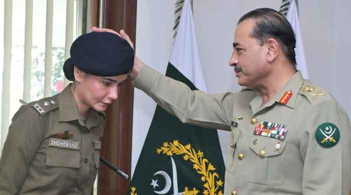 آرمی چیف کی اے ایس پی شہر بانو سے ملاقات، خاتون کو ہجوم سے بچانے پر ...